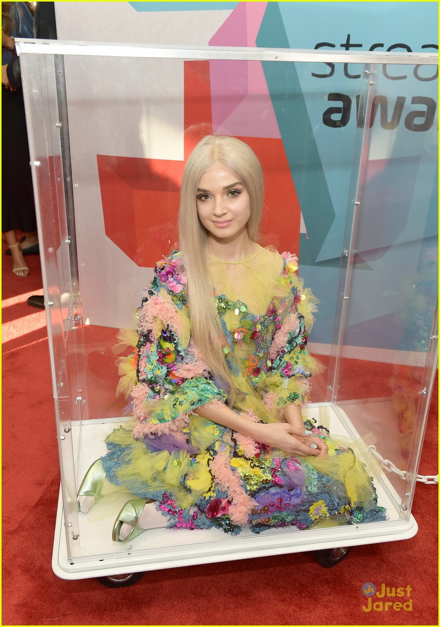 Singer Poppy Arrives at Streamy Awards 2017 in a Box! | Photo 1113609 ...