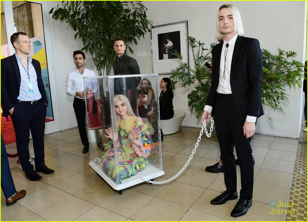 Singer Poppy Arrives at Streamy Awards 2017 in a Box! | Photo 1113612 ...