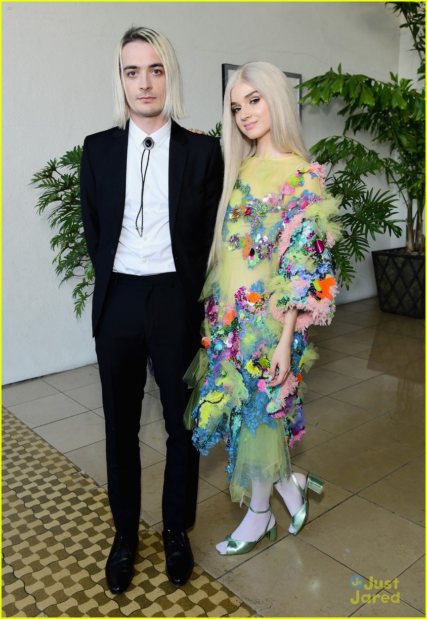 Singer Poppy Arrives at Streamy Awards 2017 in a Box! | Photo 1113618 ...