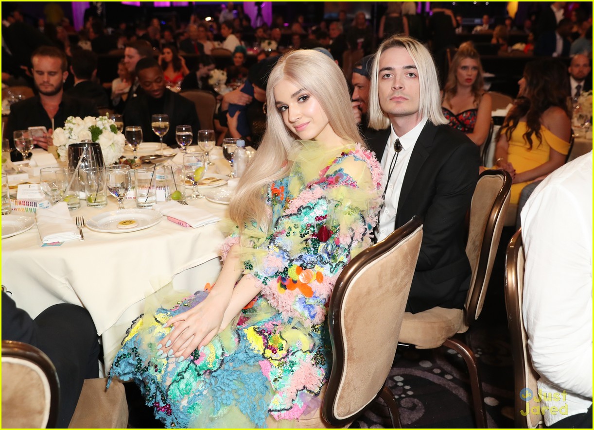 Singer Poppy Arrives at Streamy Awards 2017 in a Box! | Photo 1113619 ...