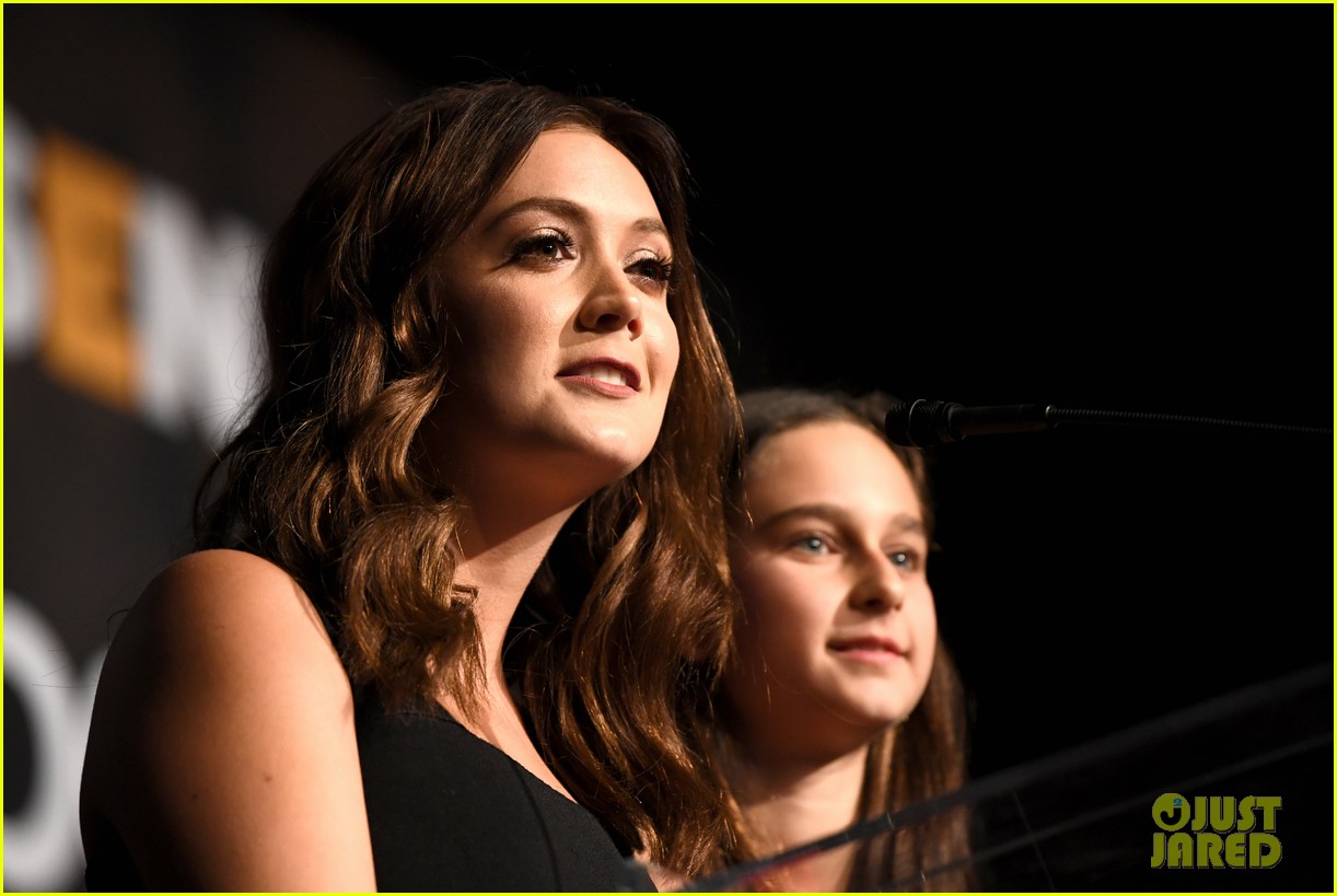 Billie Lourd & Her Little Sister Present Together at GLSEN Awards ...