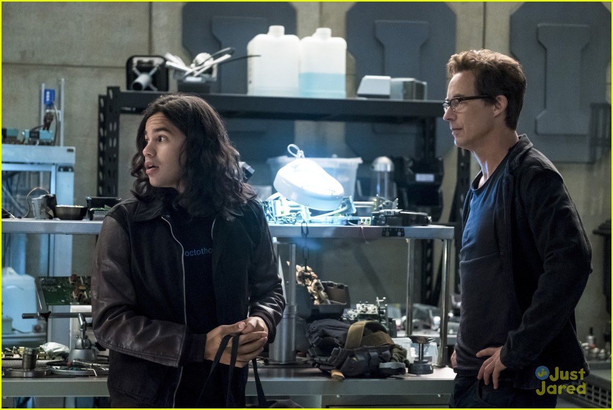 Cisco Meets Gypsy's Dad on 'The Flash' Tonight & It Does Not Go Well ... Cisco Meets Gypsy's Dad on 'The Flash' Tonight & It Does Not Go Well ...