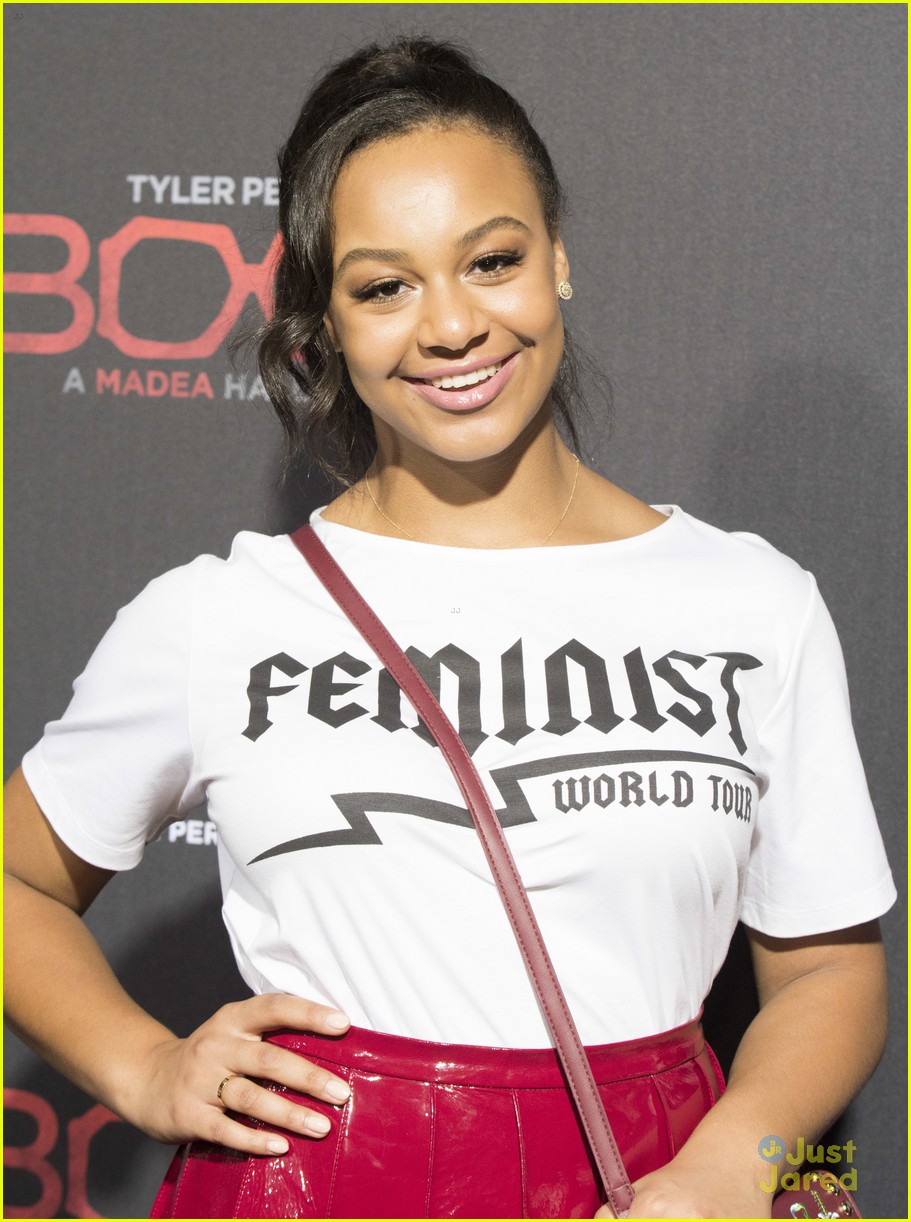 Full Sized Photo of hannah stocking lauren riihimaki nia sioux boo2 ...