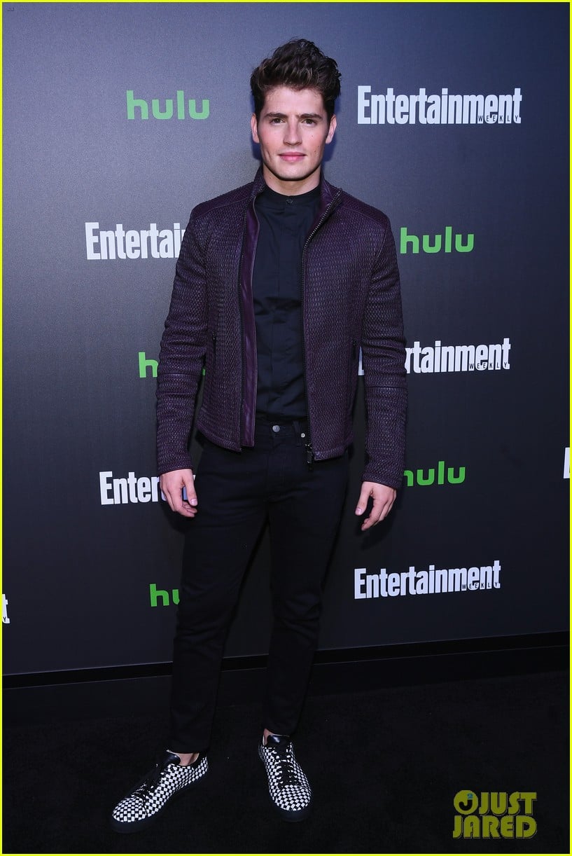 Josh Hutcherson, Tyler Posey & More Attend Hulu's New York Comic Con ...