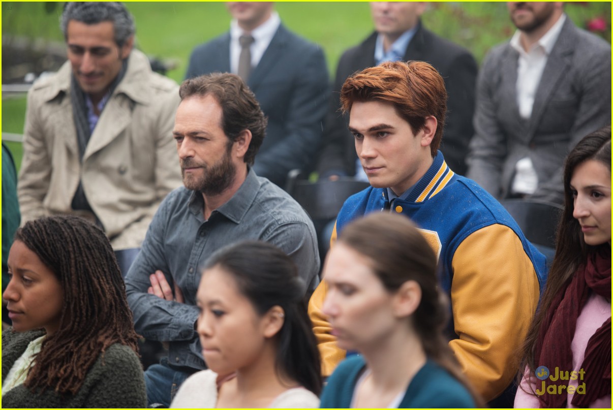 Riverdale's Veronica & Archie Are Dealing With A Lot Together, KJ Apa ...