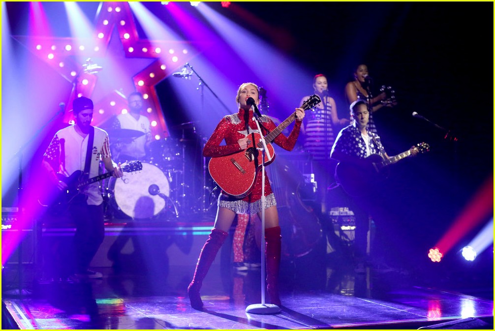 Miley Cyrus Tears Up While Writing Emotional Thank You Letter in Front ...