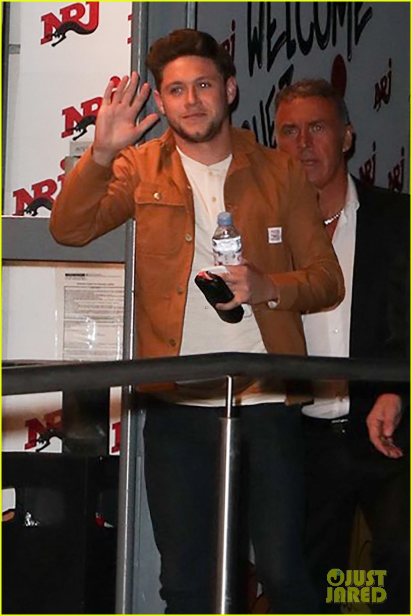 Niall Horan Happily Waves at Fans While Heading Into a Radio Interview ...