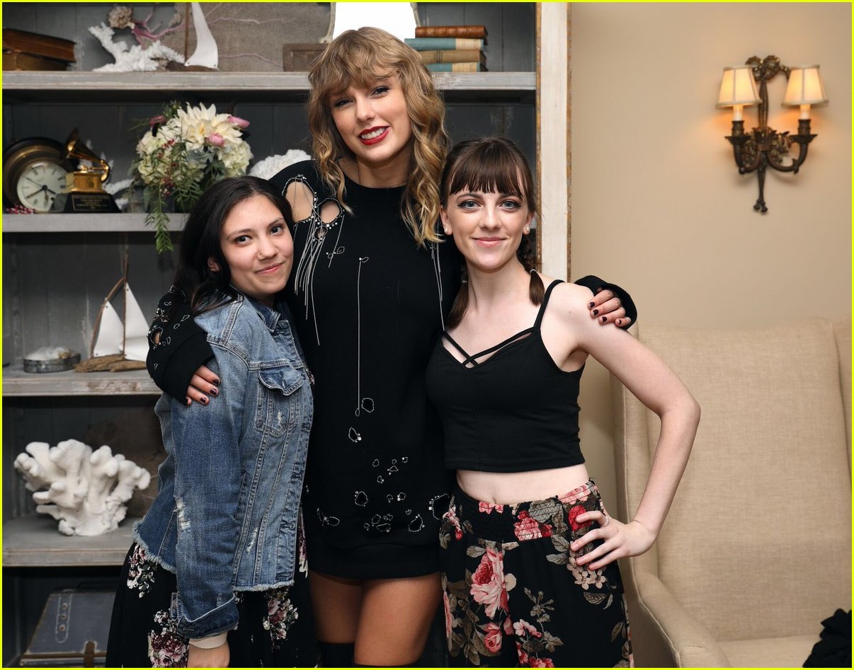 Taylor Swift Wears Snake Ring to Secret Session in Rhode Island (Photos ...