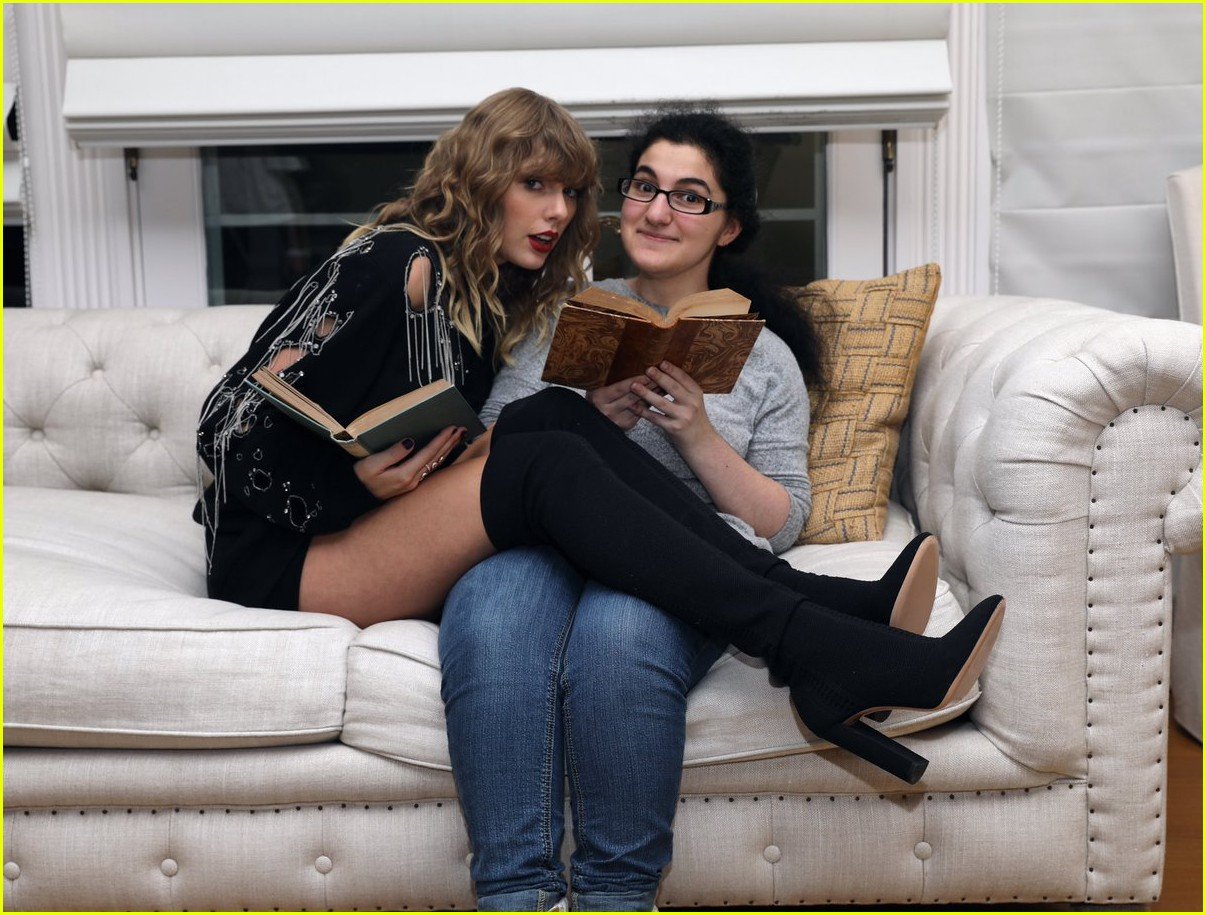 Taylor Swift Wears Snake Ring to Secret Session in Rhode Island (Photos ...