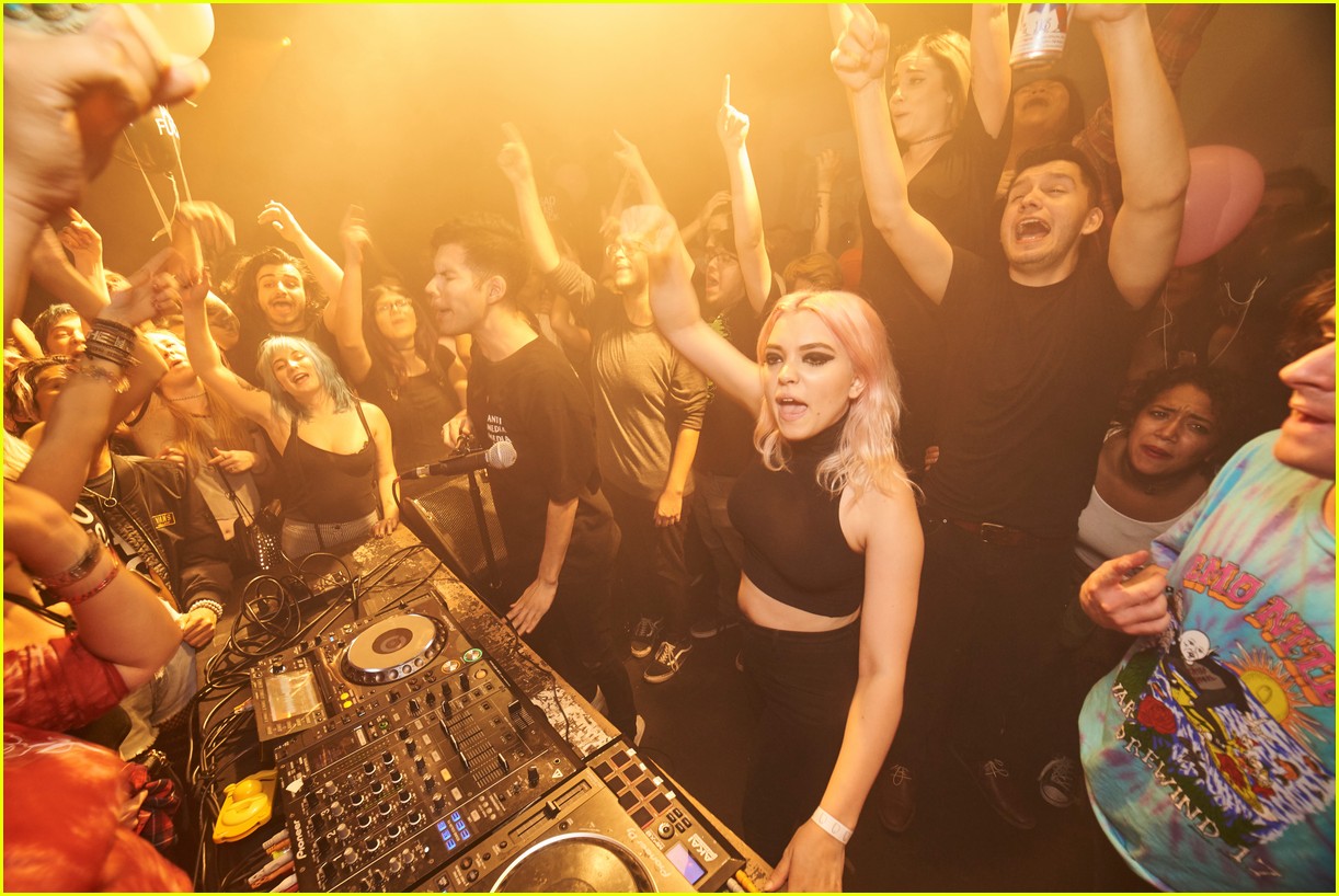 Hey Violet Take the Stage For Surprise DJ Set at Emo Nite! | Photo ...
