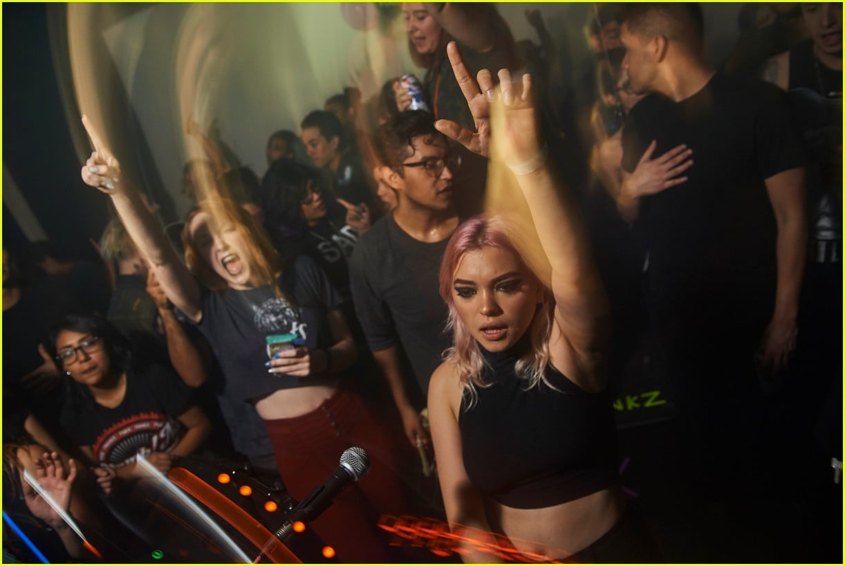 Hey Violet Take the Stage For Surprise DJ Set at Emo Nite! | Photo ...