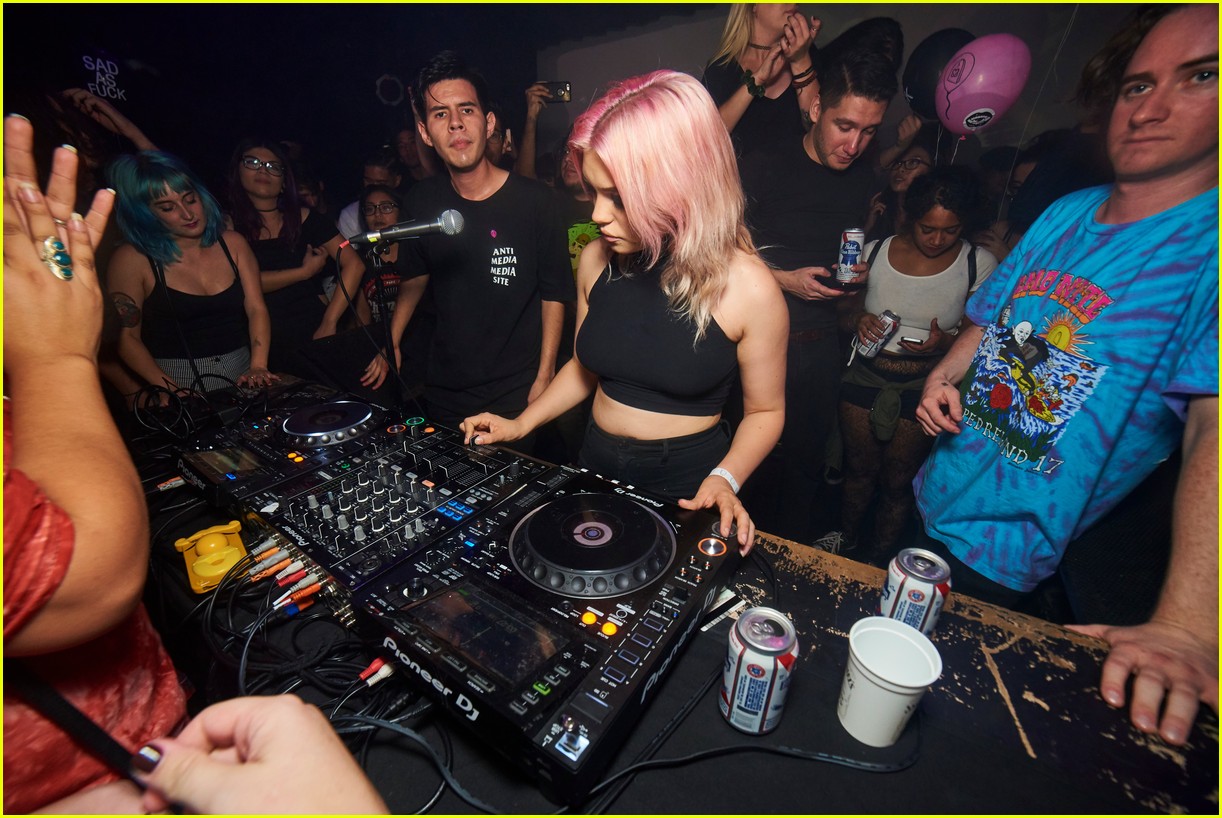 Hey Violet Take the Stage For Surprise DJ Set at Emo Nite! | Photo ...