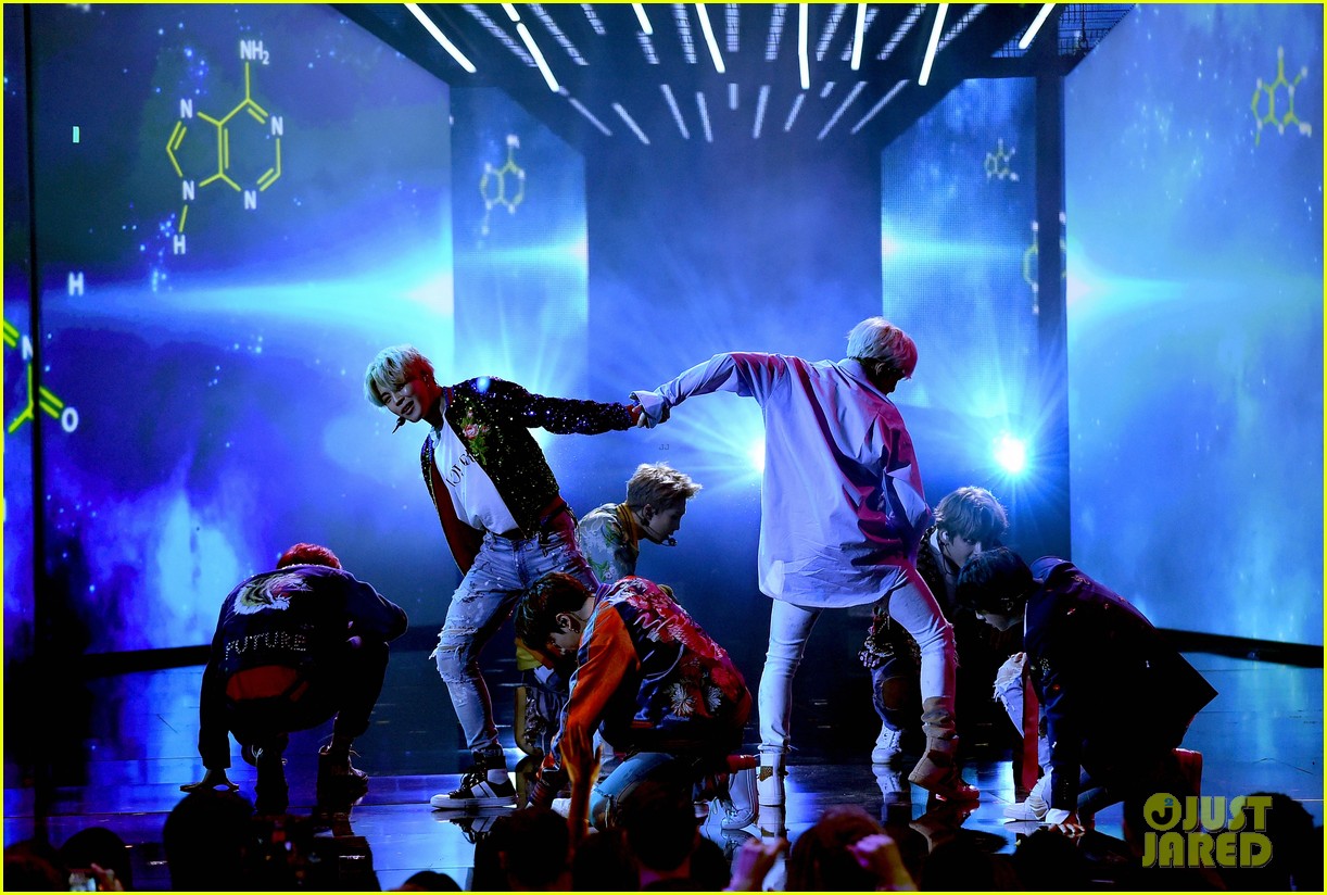 BTS Perform 'DNA' at American Music Awards 2017 (Video) | Photo 1123869 ...