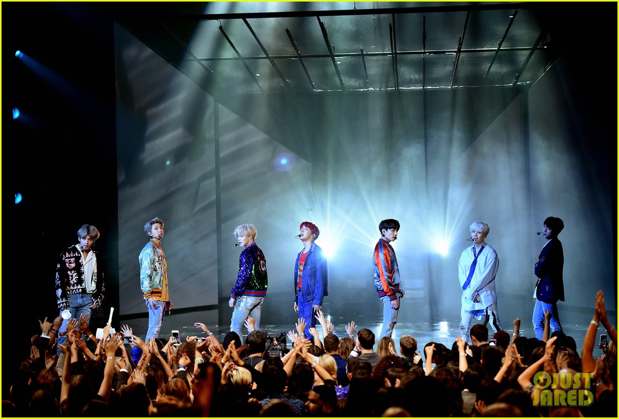 BTS Perform 'DNA' at American Music Awards 2017 (Video) | Photo 1123880 ...