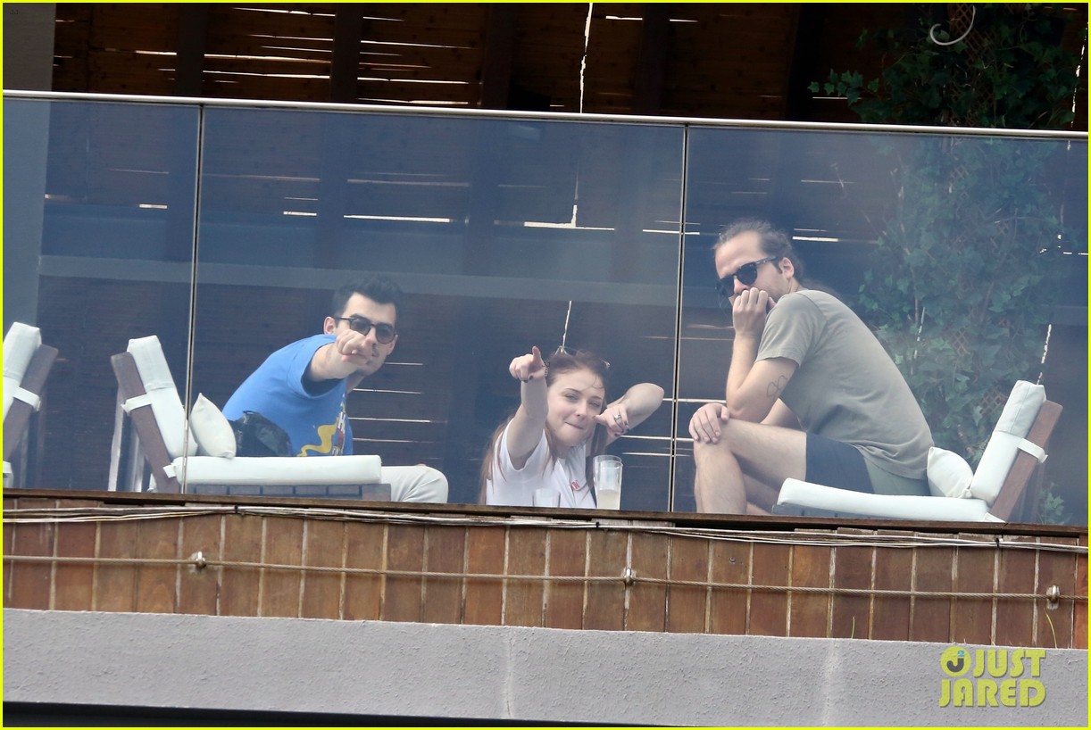 Joe Jonas & Sophie Turner Get Silly While Hanging Poolside | Photo ...