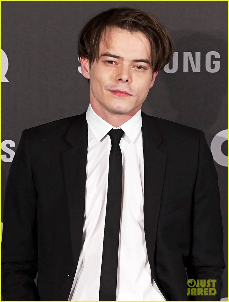 Charlie Heaton Rocks a Skinny Tie at GQ Men of the Year Awards 2017 ...