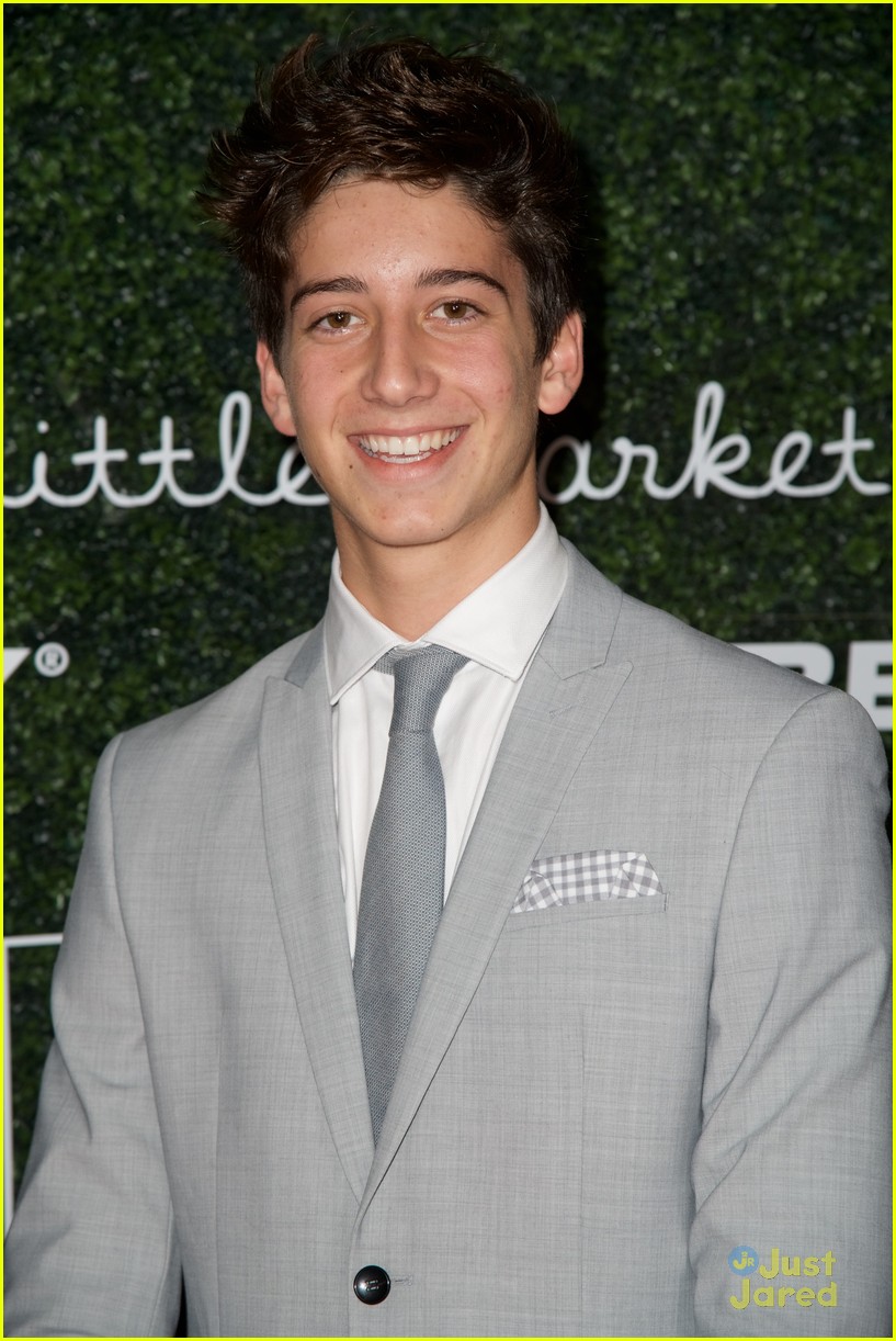 Lily Collins Masters The 'No Makeup' Makeup Look for GO Gala 2017 ...