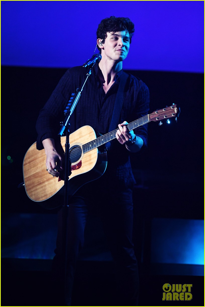 Shawn Mendes Sings 'There's Nothing Holding Me Back' at Tonight's AMAs ...