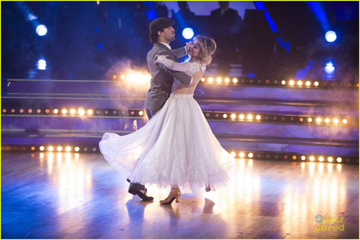 Lindsey Stirling Sends Congrats To All The DWTS Finalists Ahead of ...