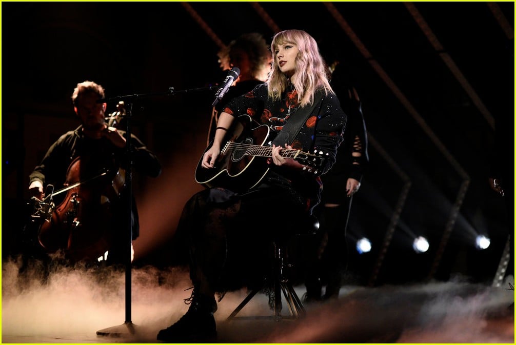 Taylor Swift Has a Cool New Accessory - a Snake Microphone! | Photo ...