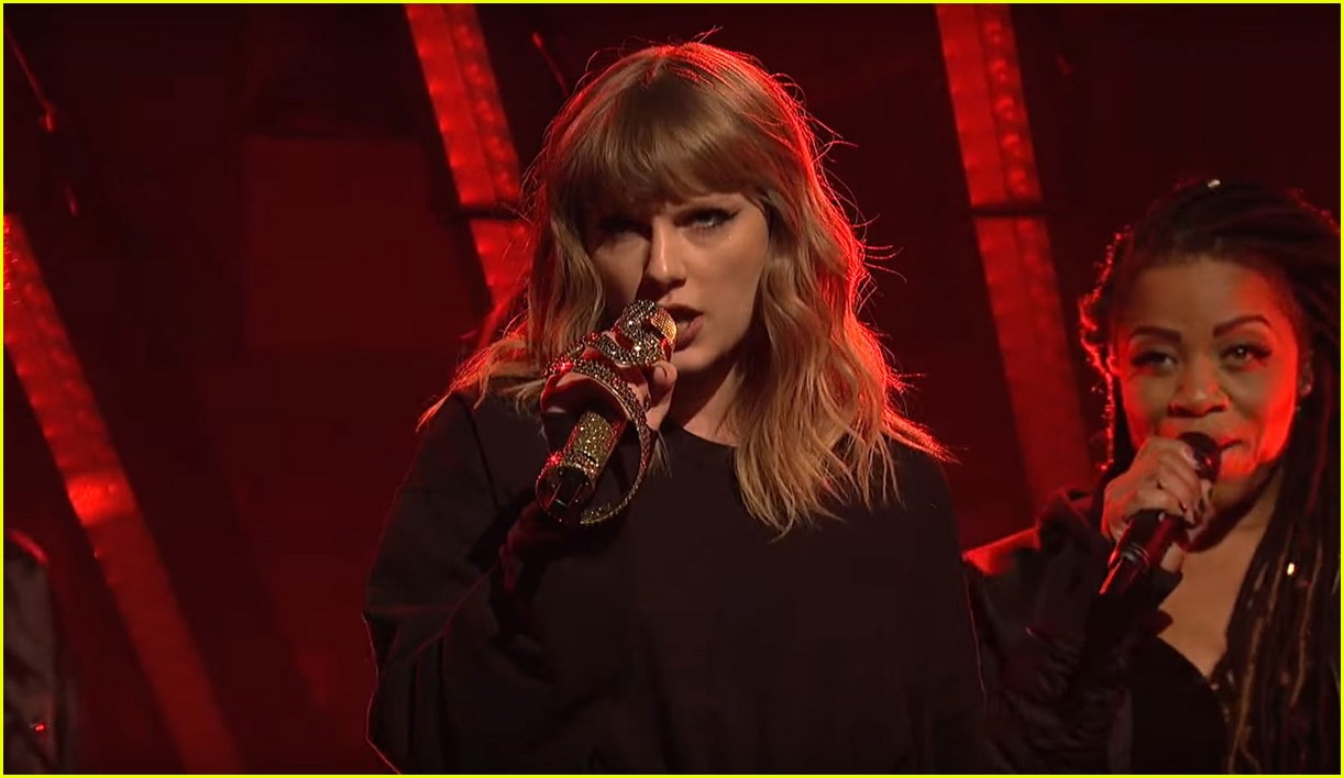 Taylor Swift Has a Cool New Accessory - a Snake Microphone! | Photo ...