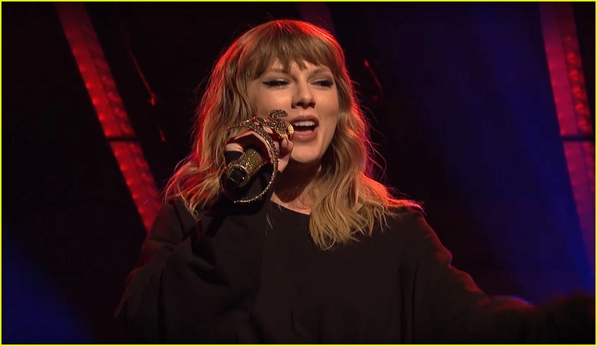 Taylor Swift Has a Cool New Accessory - a Snake Microphone! | Photo ...