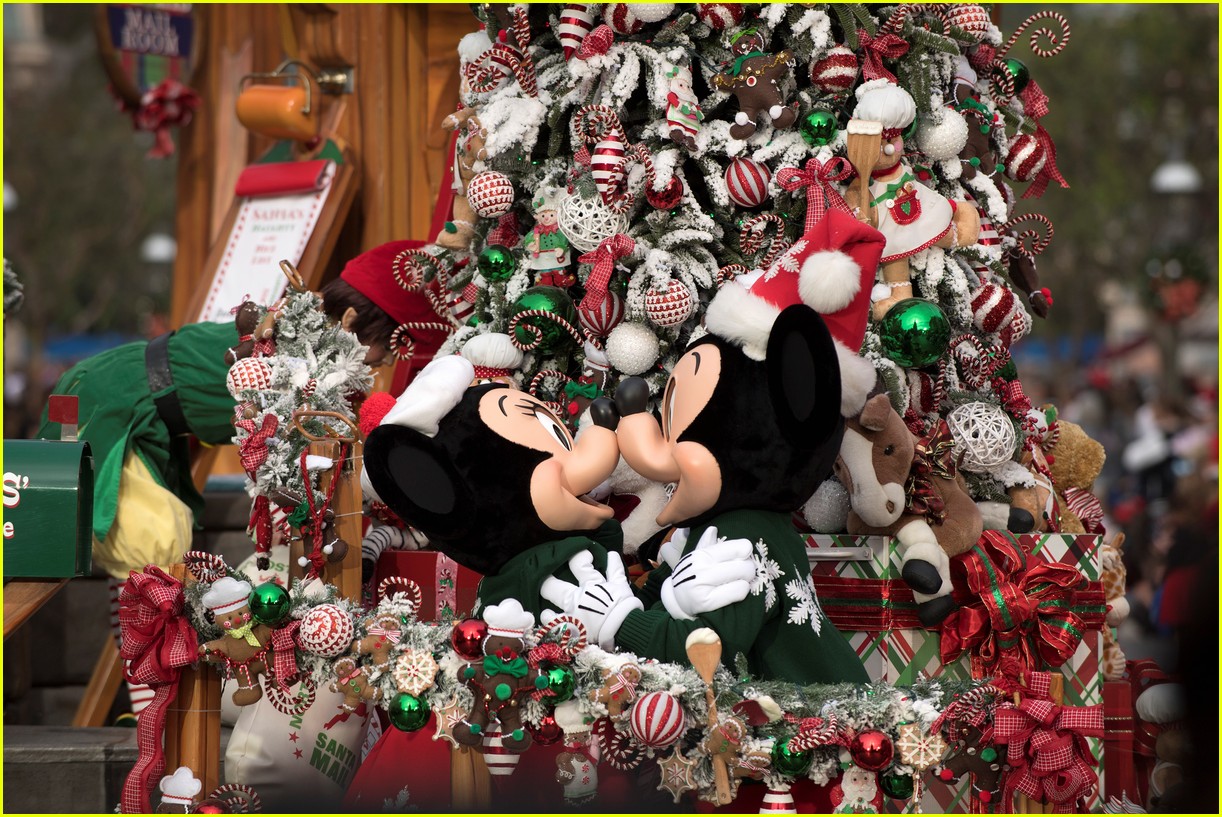 Everything to Know About Disney's Christmas Special! | Photo 1129769 ...