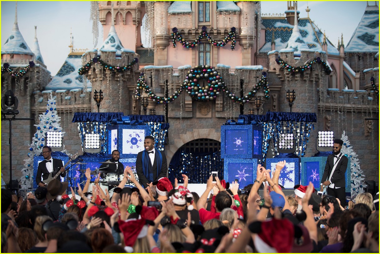 Full Sized Photo of disneys magical christmas celebration 2017 41 ...