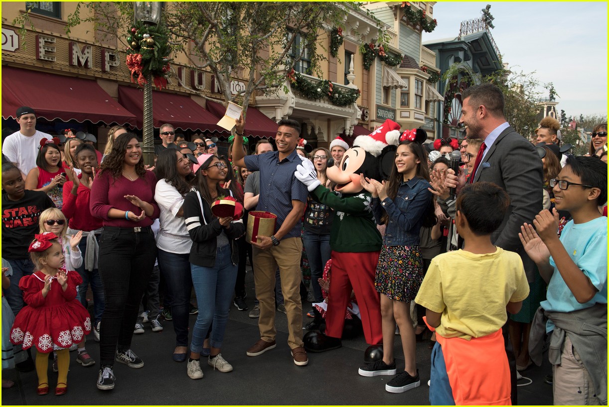 Everything to Know About Disney's Christmas Special! | Photo 1129817 ...