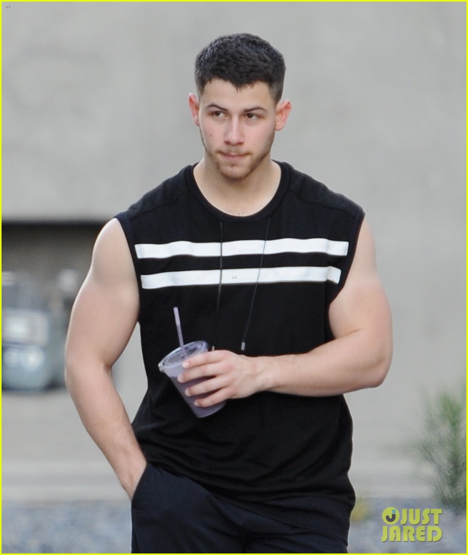 Nick Jonas' Muscles Look So Buff Even Before His Workout! | Photo ...
