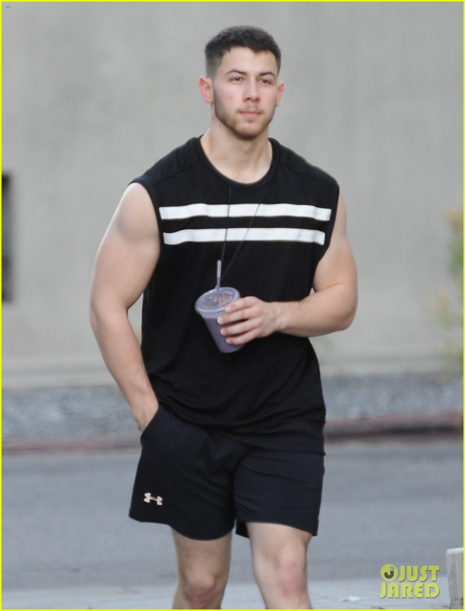 Nick Jonas' Muscles Look So Buff Even Before His Workout! | Photo ...