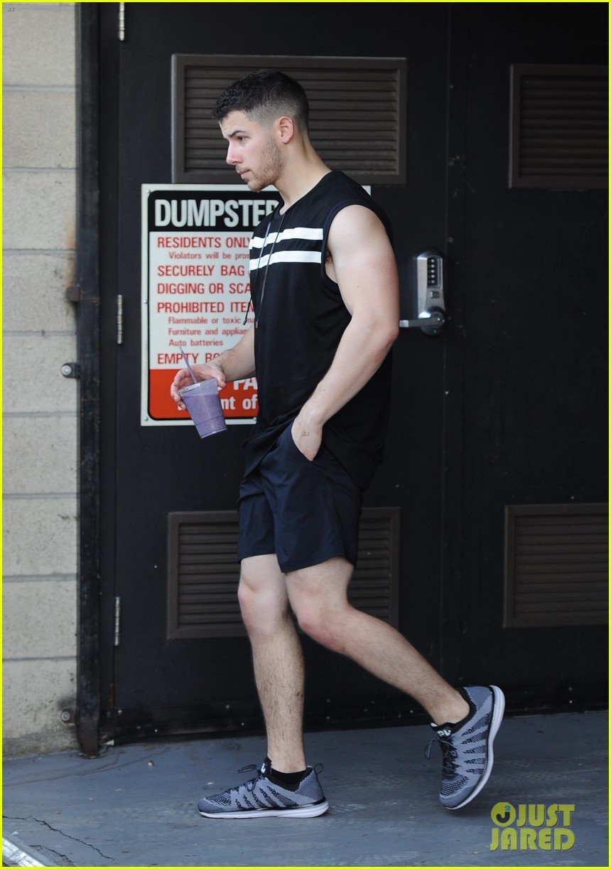 Nick Jonas' Muscles Look So Buff Even Before His Workout! | Photo ...