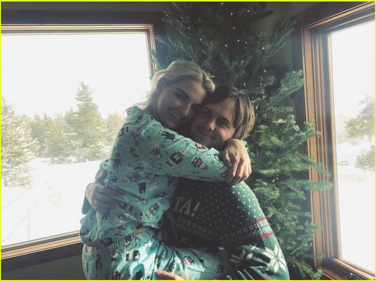 Cute Couple Rydel Lynch & Ellington Ratliff Cozy Up For Christmas Photo ...