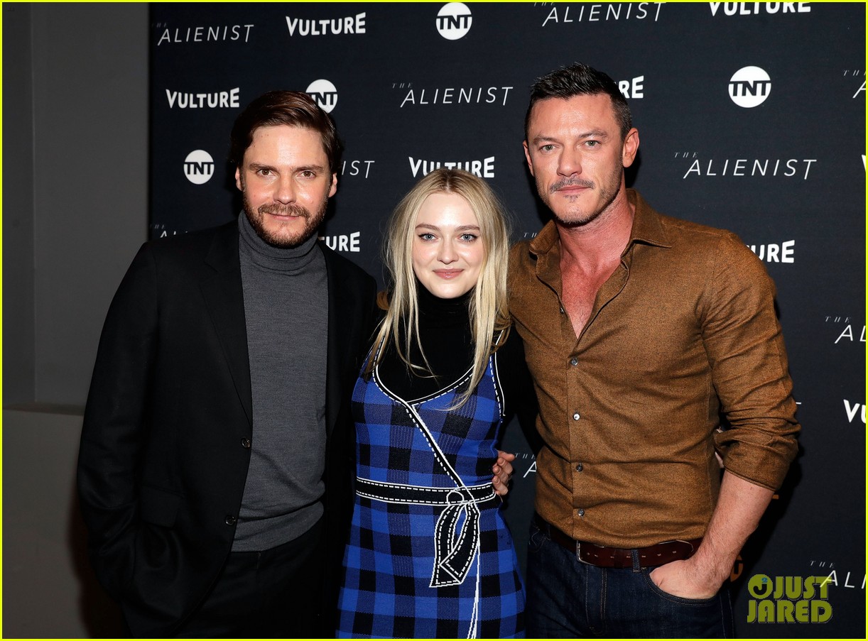 Dakota Fanning's Sister Elle Supports Her at Sundance 2018! | Photo ...