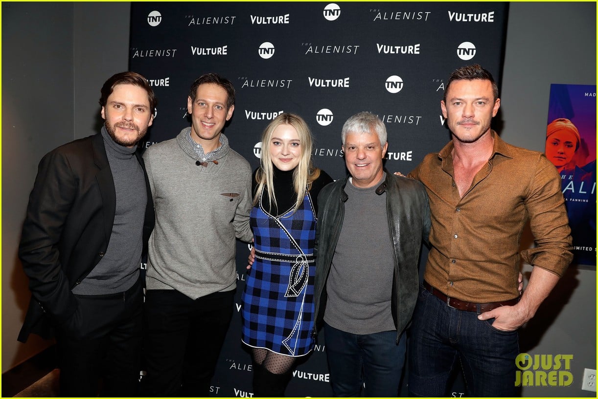 Dakota Fanning's Sister Elle Supports Her at Sundance 2018! | Photo ...