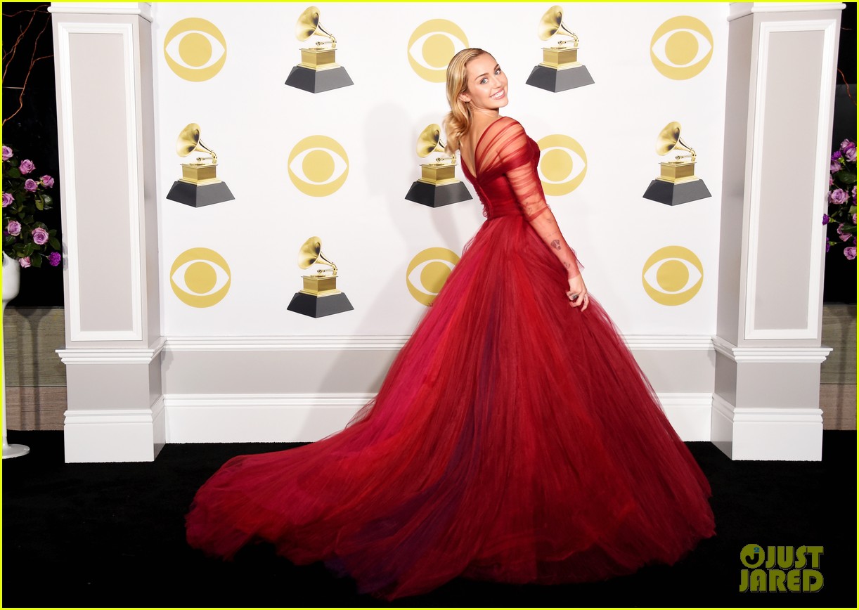 Miley Cyrus Looks So Stunning During Grammys 2018 Performance! | Photo ...