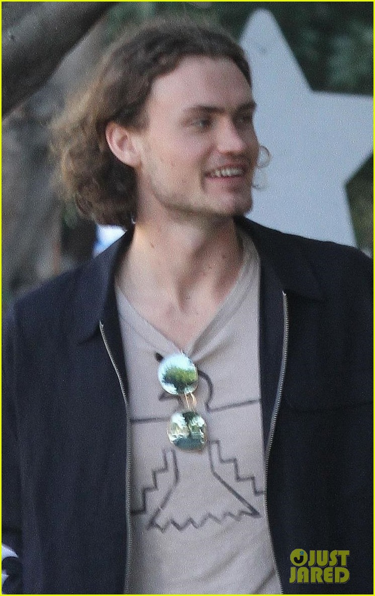 Dakota Fanning & Boyfriend Henry Frye Hold Hands on Lunch Date! | Photo ...