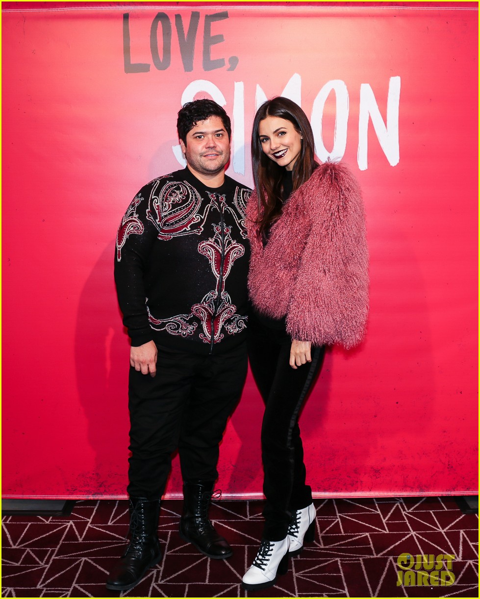Victoria Justice & Harvey Guillen Ride the 'Love, Simon' Ferris Wheel ...