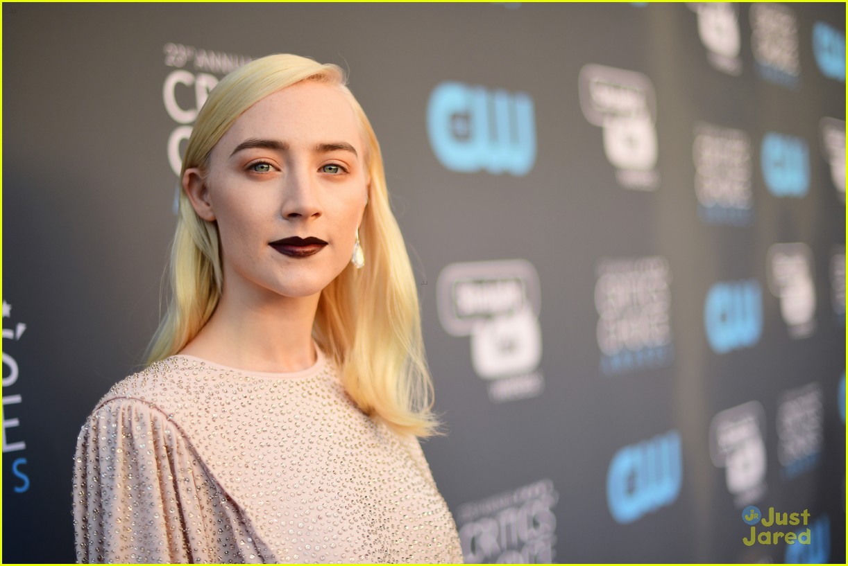 Saoirse Ronan's Mom Missed The Golden Globes For a Very Funny Reason ...