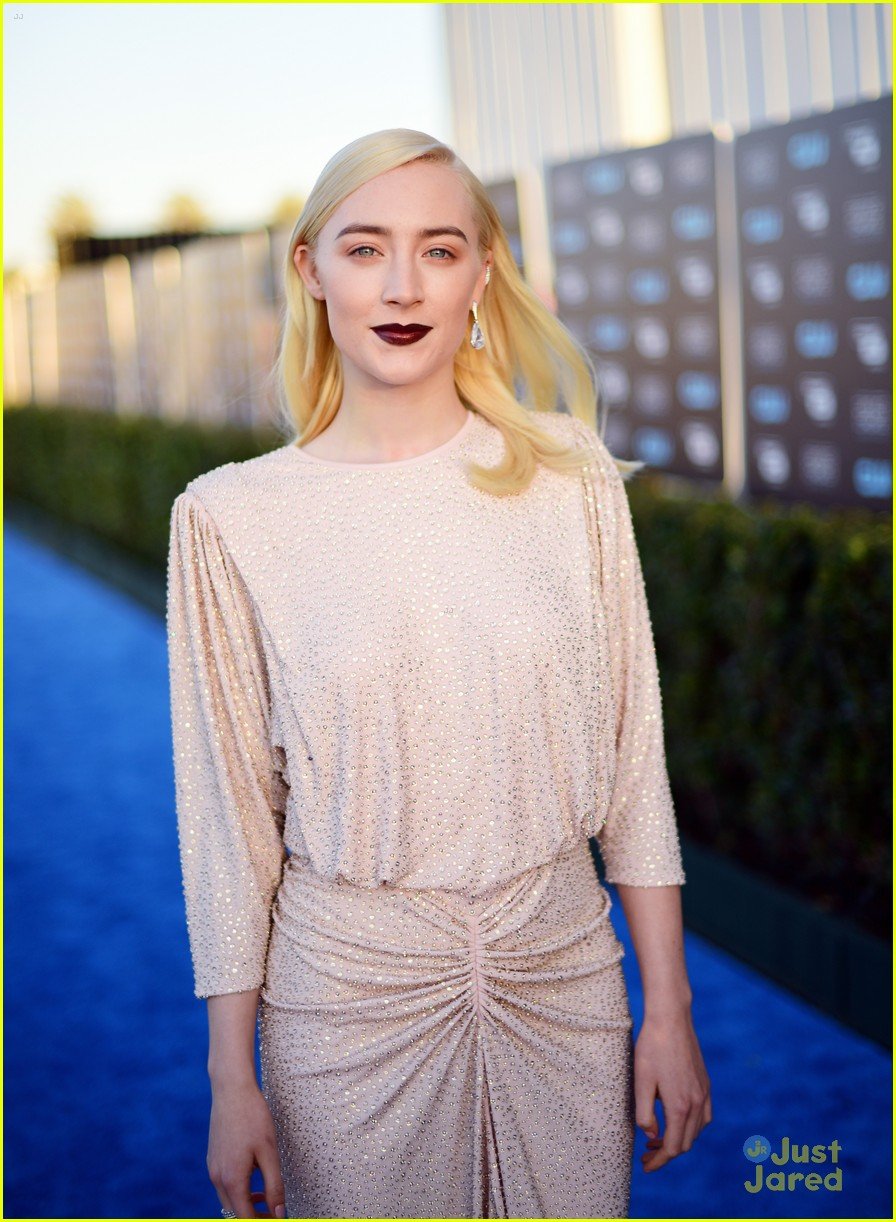 Saoirse Ronan's Mom Missed The Golden Globes For a Very Funny Reason ...