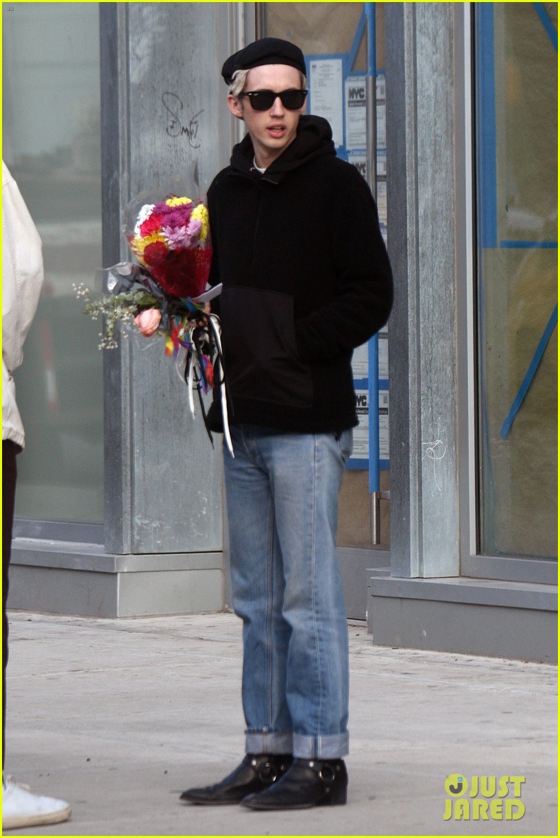 Troye Sivan & Jacob Bixenman Couple Up for Afternoon Stroll | Photo ...