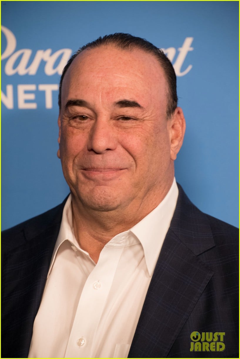 Hailee Steinfeld Rocks Bold Red Lipstick at Paramount Network Launch ...