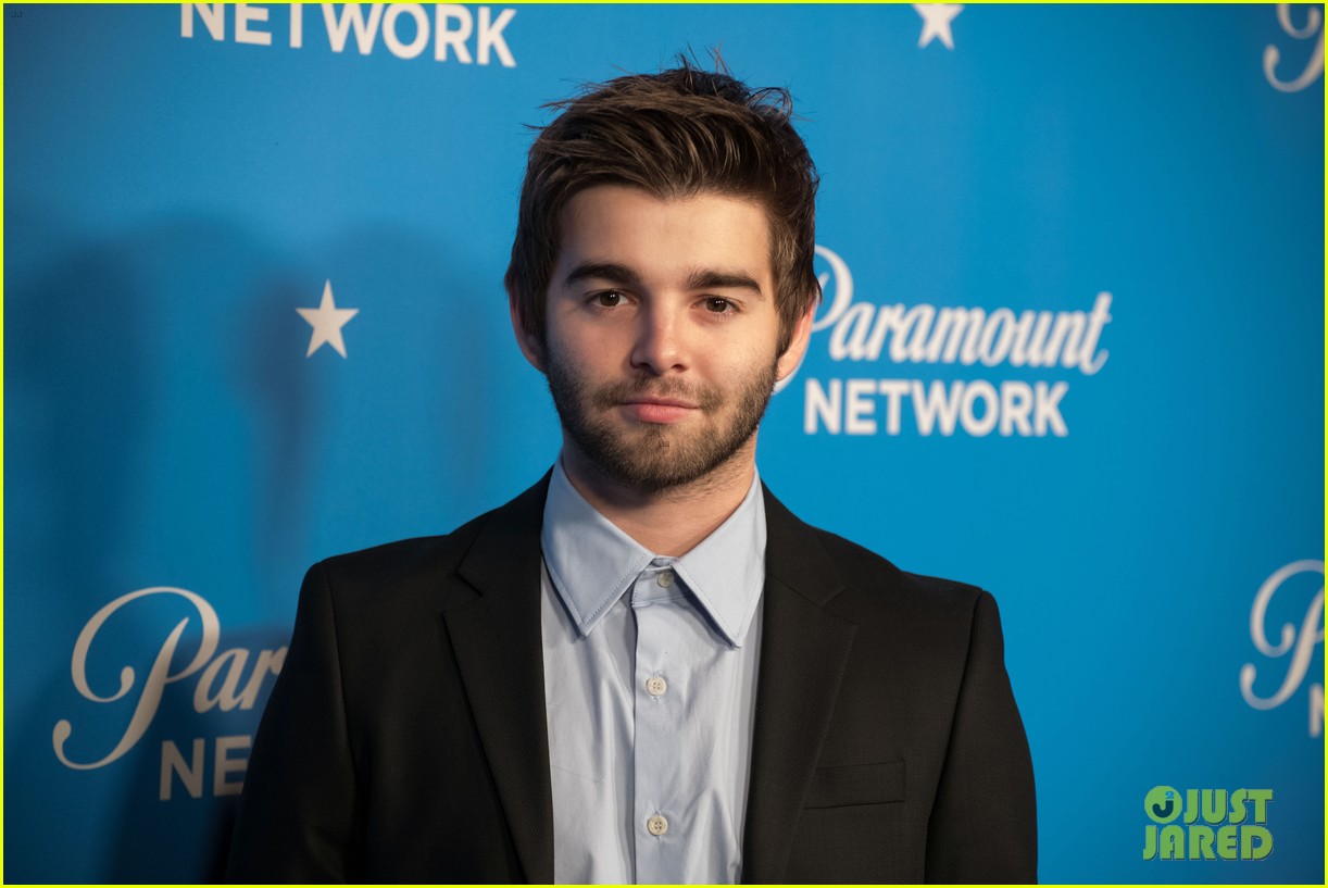 Hailee Steinfeld Rocks Bold Red Lipstick at Paramount Network Launch ...