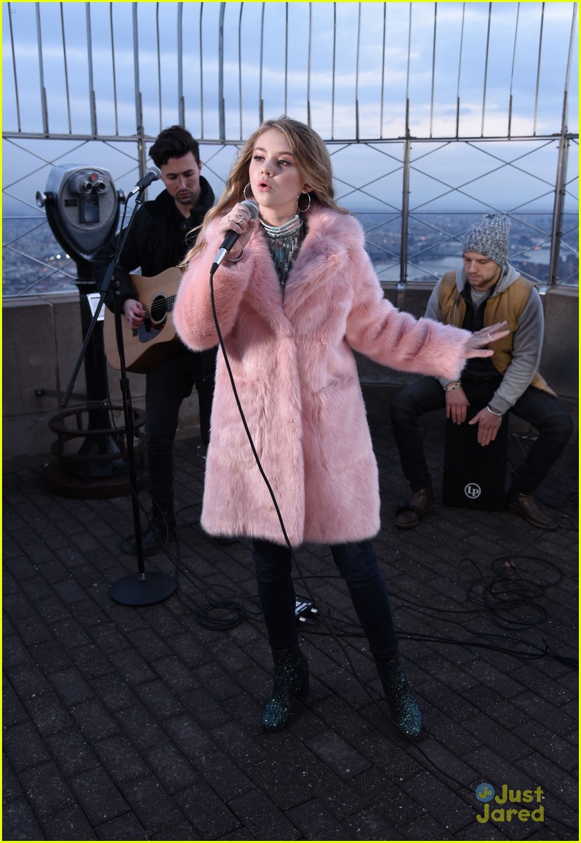 Full Sized Photo of tegan marie performance keep lit video esb 03 ...