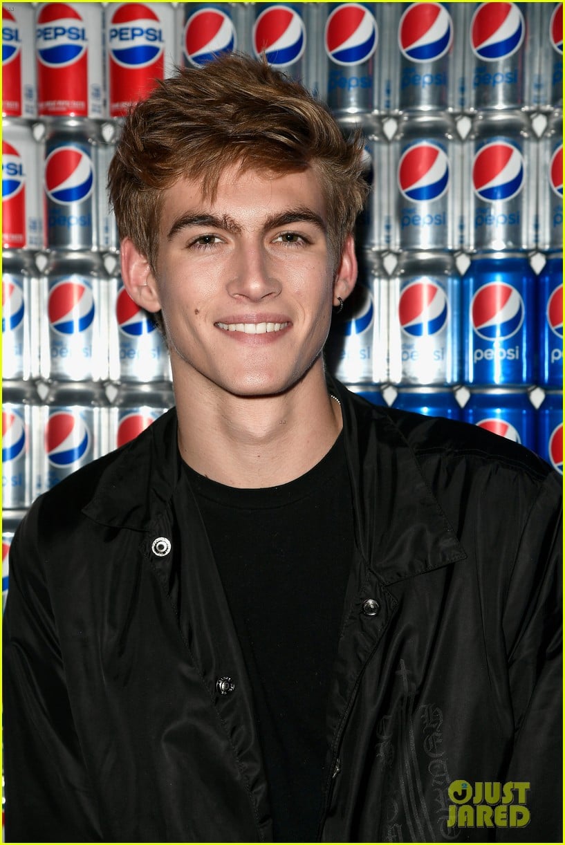 Full Sized Photo of cindy crawford presley gerber super bowl weekend ...