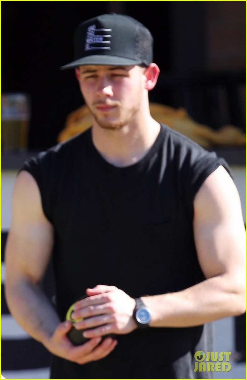 Nick Jonas Shows Off Massive Biceps in Australia! | Photo 1143096 ...