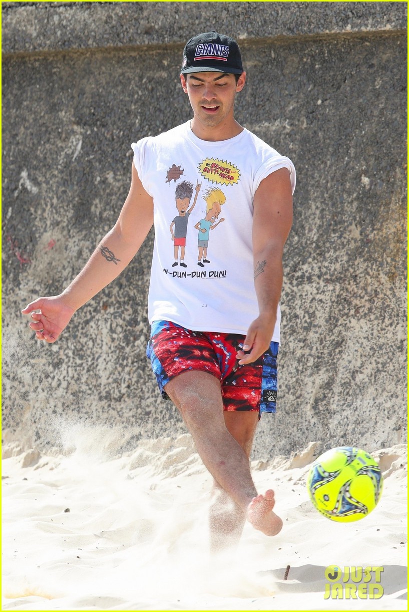 Joe Jonas Hits the Beach with Friends in Sydney | Photo 1141995 - Photo ...