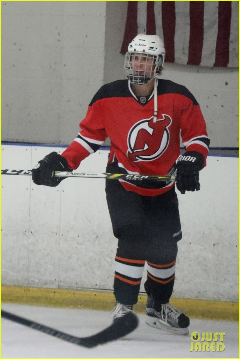 Full Sized Photo of justin bieber hit the ice for late night hockey ... Full Sized Photo of justin bieber hit the ice for late night hockey ...