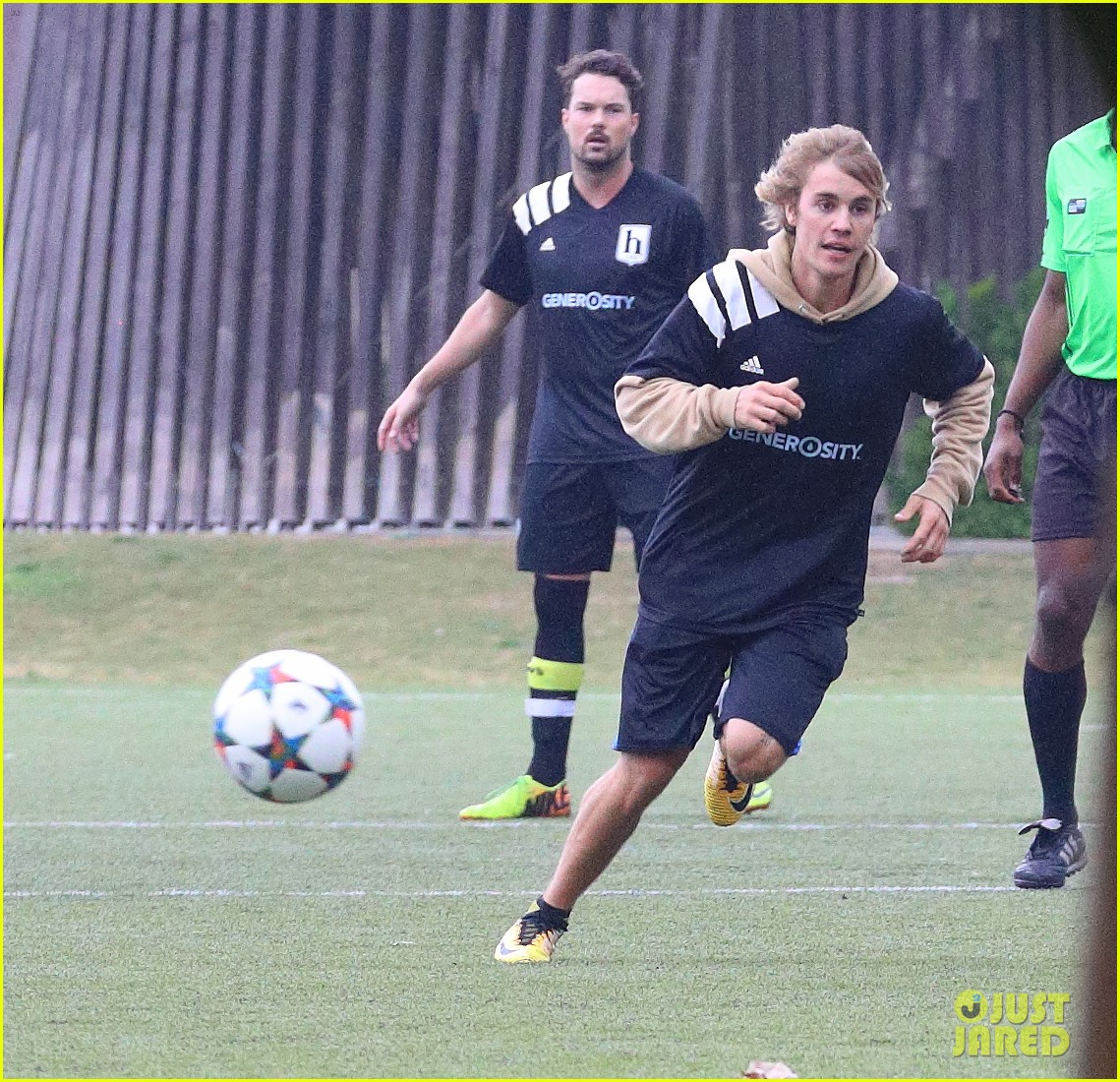 Full Sized Photo of justin bieber shows off ihs soccer skills in the ...