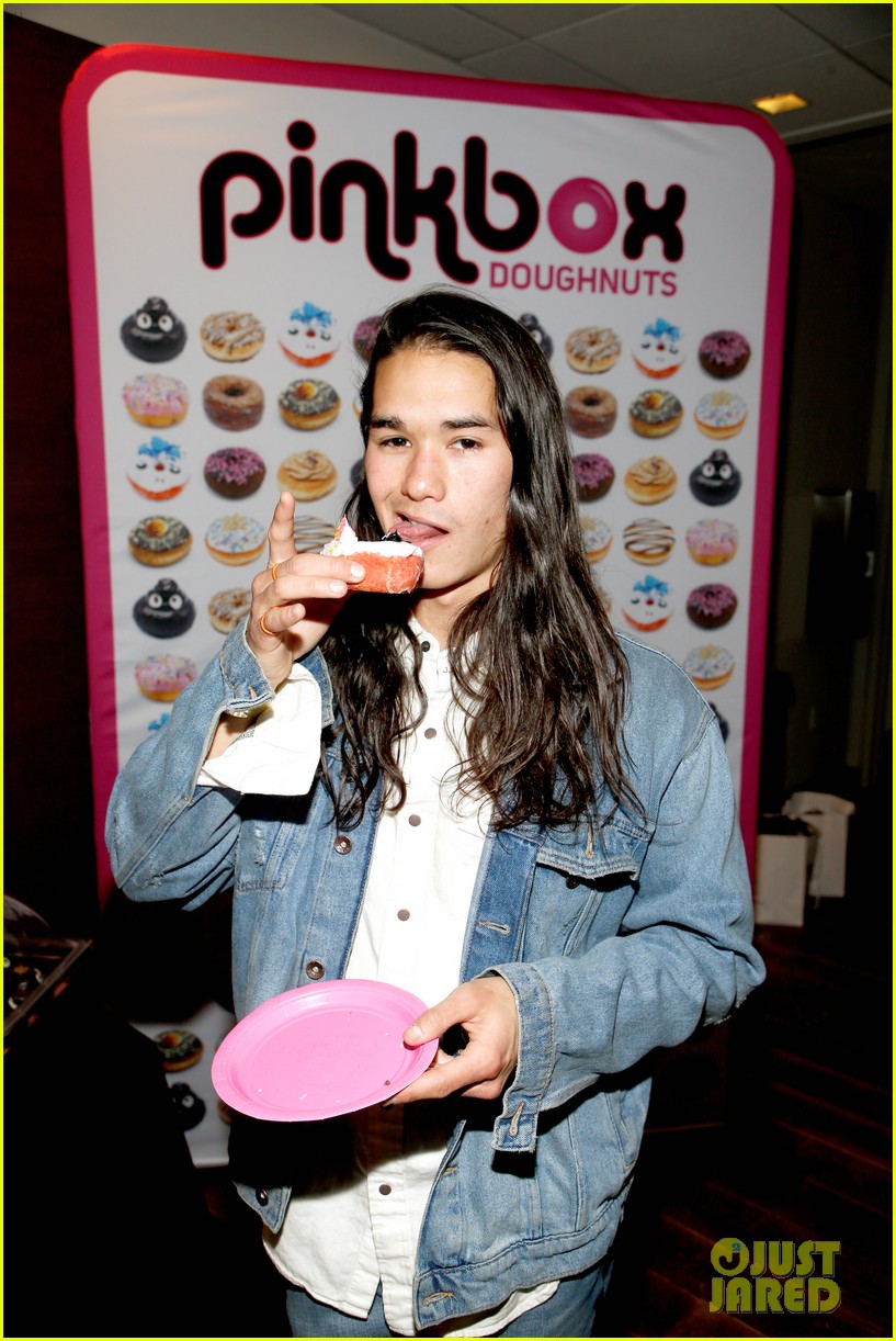 Thomas Doherty Wears Dove Cameron's Face on His Jacket for 'Descendants ...